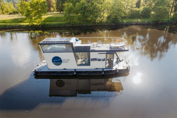 Elektro-Hausboot Joylife für 2 bis 6 Personen auf der Saar
